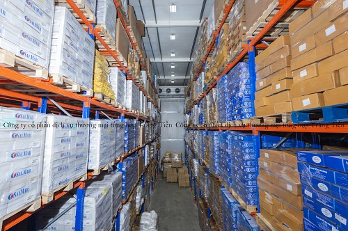 What is the structure of a cold storage warehouse?
